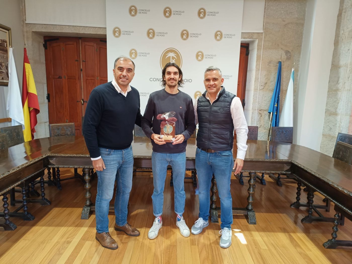 Ángel Moldes felicita a Cristian Fernández Nieto tras conseguir o ...